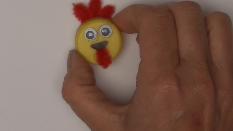 Pollito con tapas de botellas - RECICLADO CREATIVO por Rosa Montesa