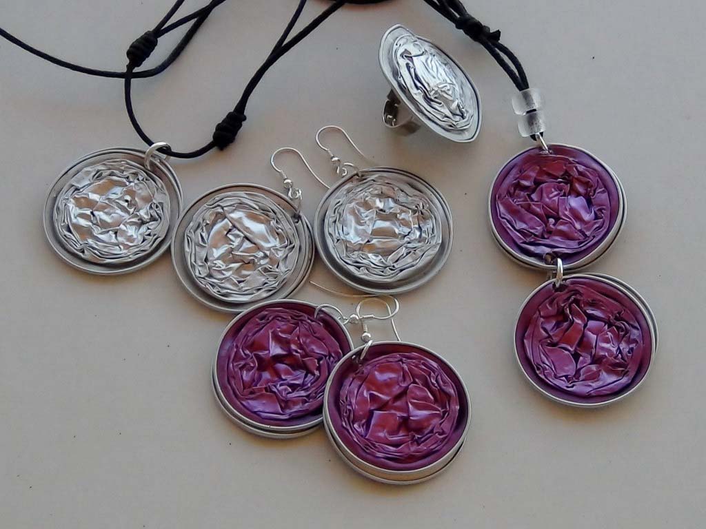 Recopilación de bisutería realizada con material reciclado. Collares ...
