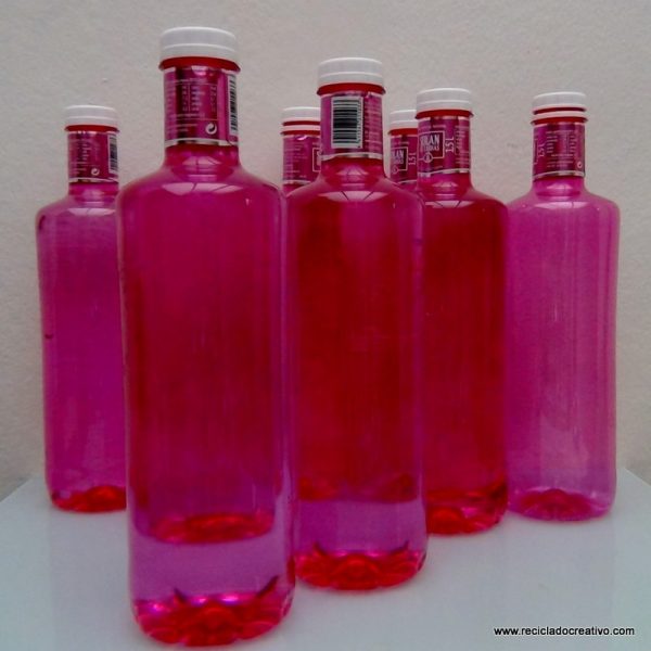 Botellas-Rosas-de-plastico-gotasdesolidaridad-de-Solan-de-Cabras ...