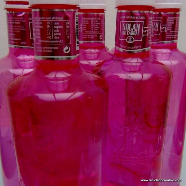 Botellas-Rosas-de-plastico-gotasdesolidaridad-de-Solan-de-Cabras ...