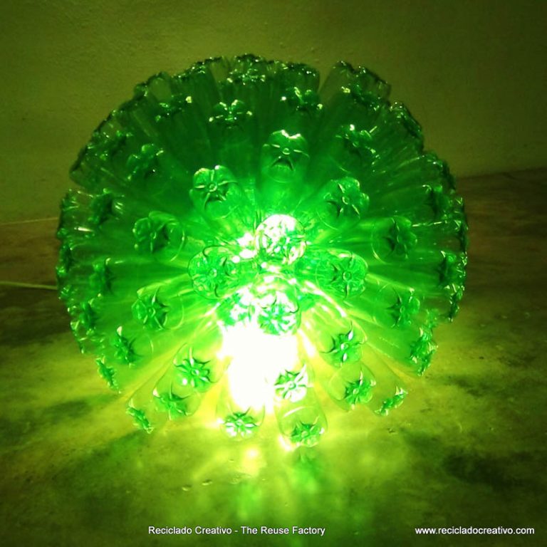 Lámpara realizada con 125 botellas de plástico recicladas - Lamp made ...